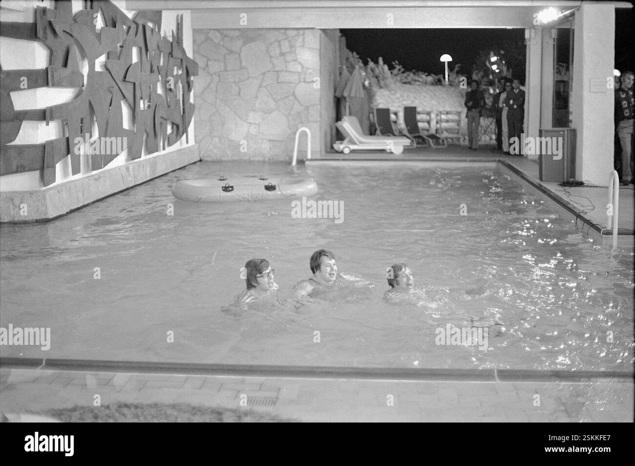 Vic, Guigo und Alex Eugster in Hallenbad, Gstaad 1971#Vic, Guigo and ...