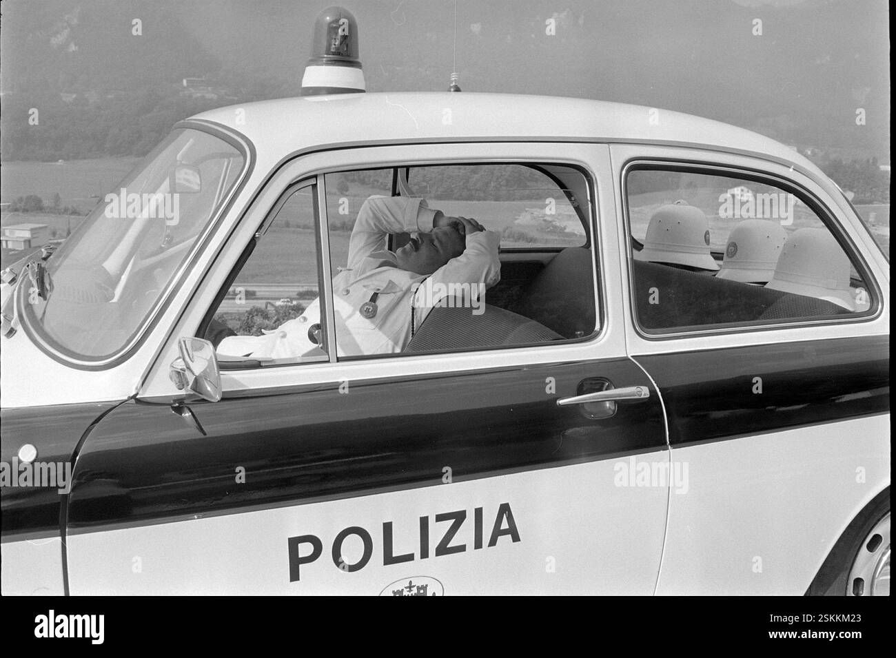 Siesta--- Rad-WM in Mendrisio 1971; Polizist beim Mittagsschlaf#Cycling ...
