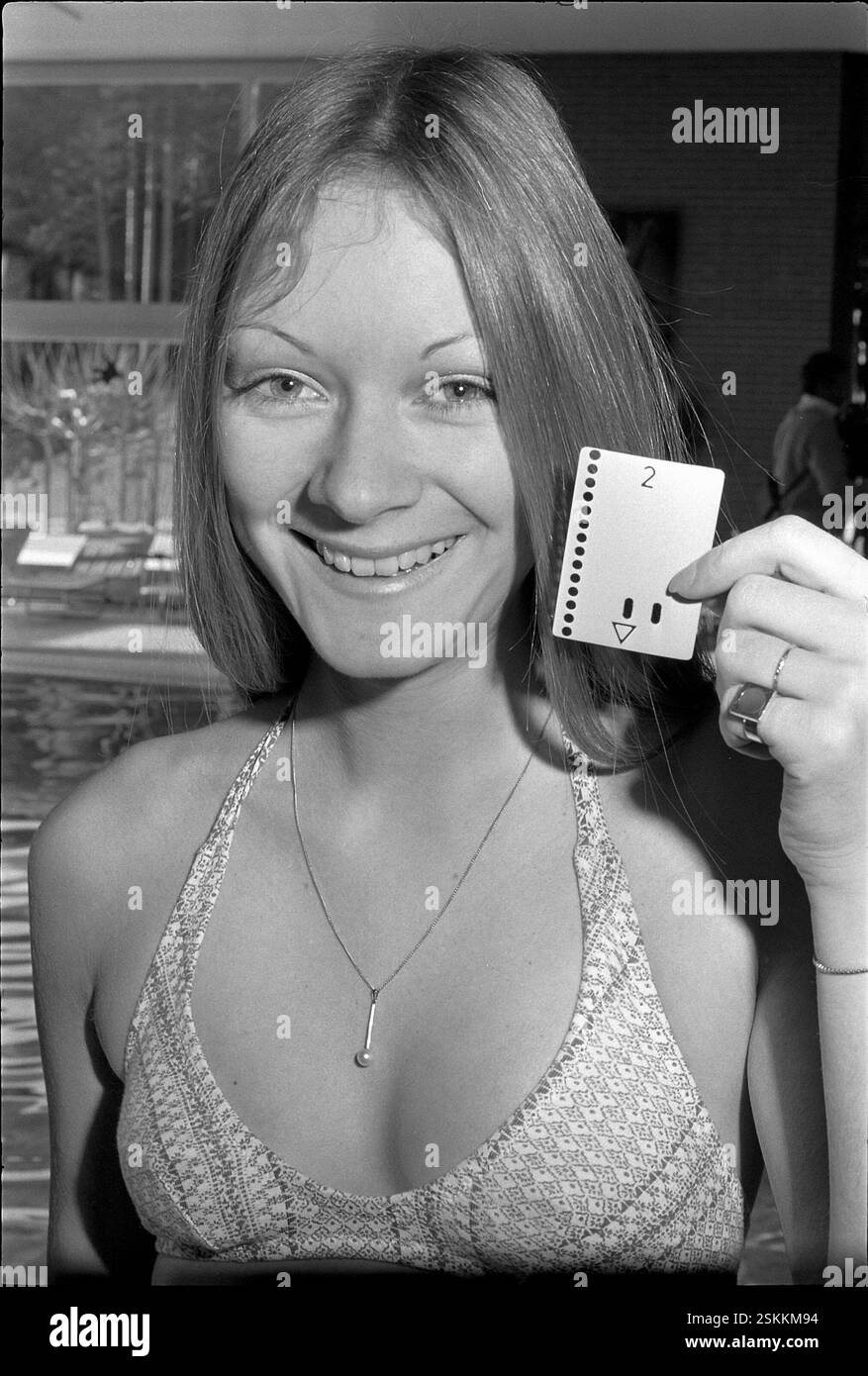 Frau im Bikini an der "künstlichen Sonne" in Flims, 1970#Woman un bikini at the "artificial sun ...