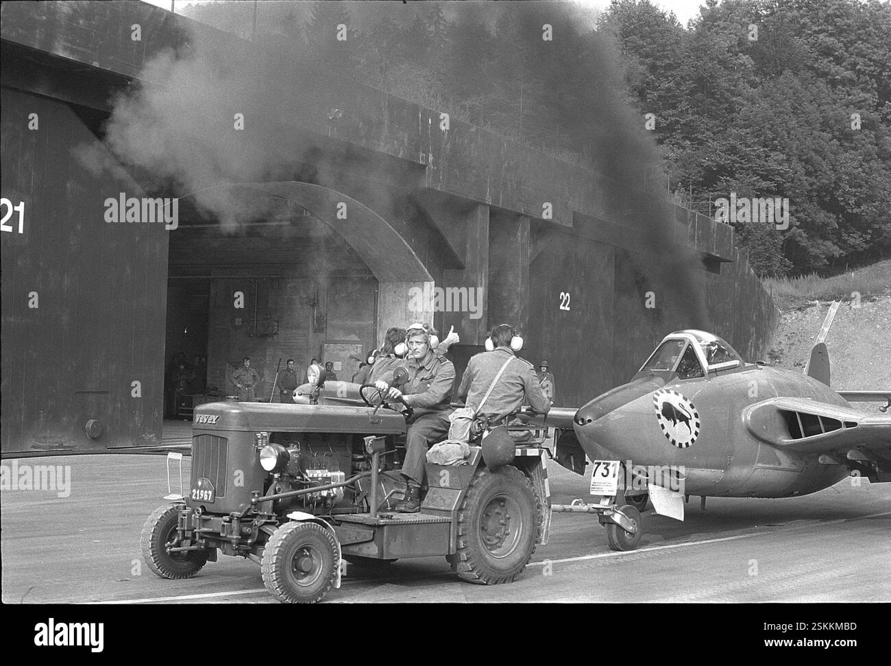 Traktor beim Ziehen eines Flugzeugs#Tractor pulling an airplane ...