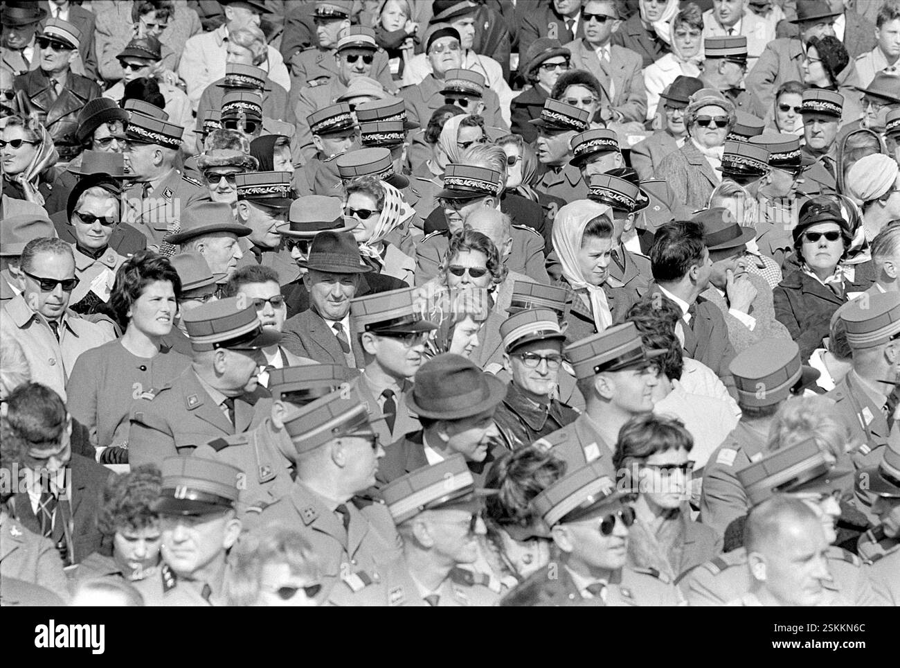 Defilee, Frauenfeld 1963; Offiziere und Ehefrauen schauen zu#Military ...
