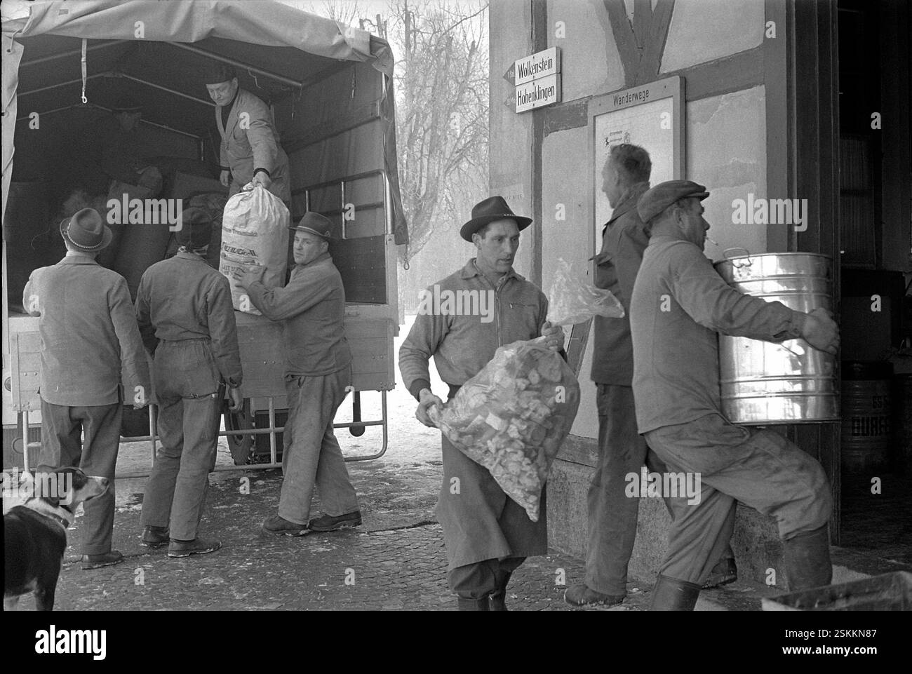 Seegfrörni, Bodensee gefroren 1963; altes Brot, Vogelfutter#Frozen lake ...