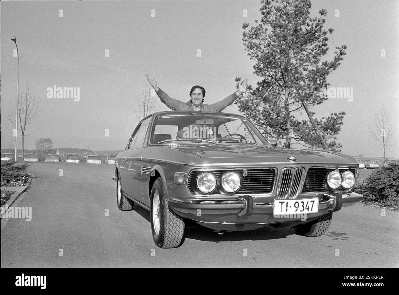 Vico Torriani, Sänger, mit seinem neuen BMW 1971#Vico Torriani, singer, with his new BMW 1971 ...