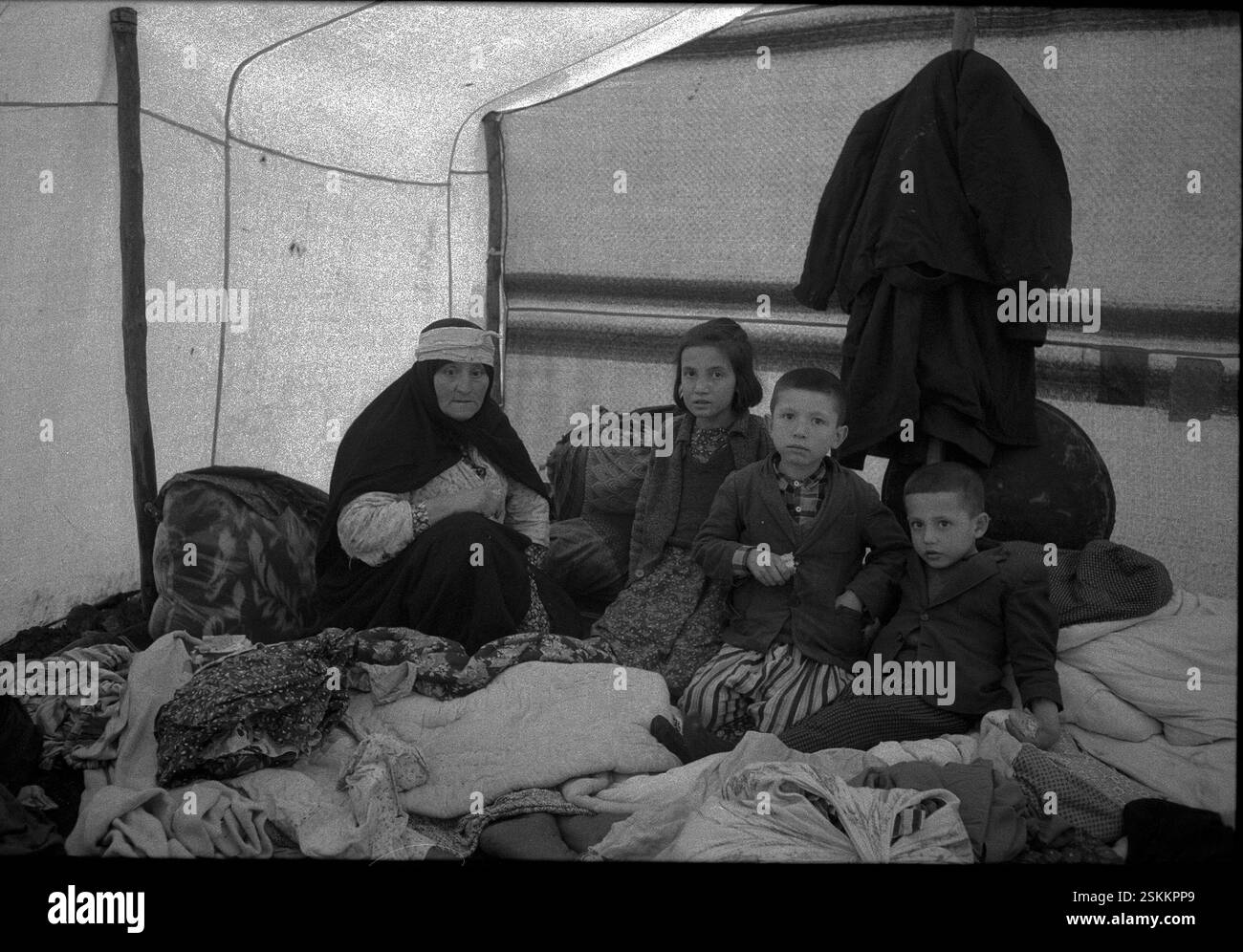 Erdbeben in Gediz und Emet, Südtürkei 1970: Familie in Notunterkunft# ...