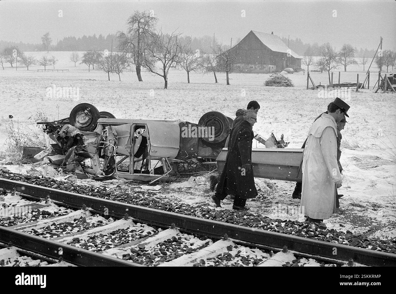 Unfall an Bahnübergang, Kollision Auto gegen Zug; Werrikon 1969# ...
