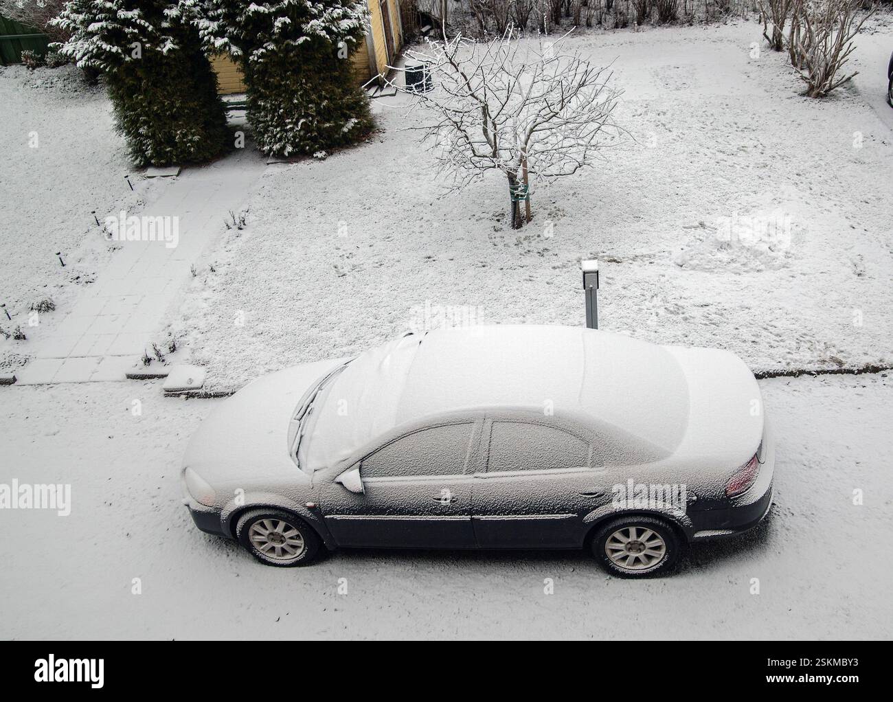 Snowed car of powder snow Stock Photo - Alamy