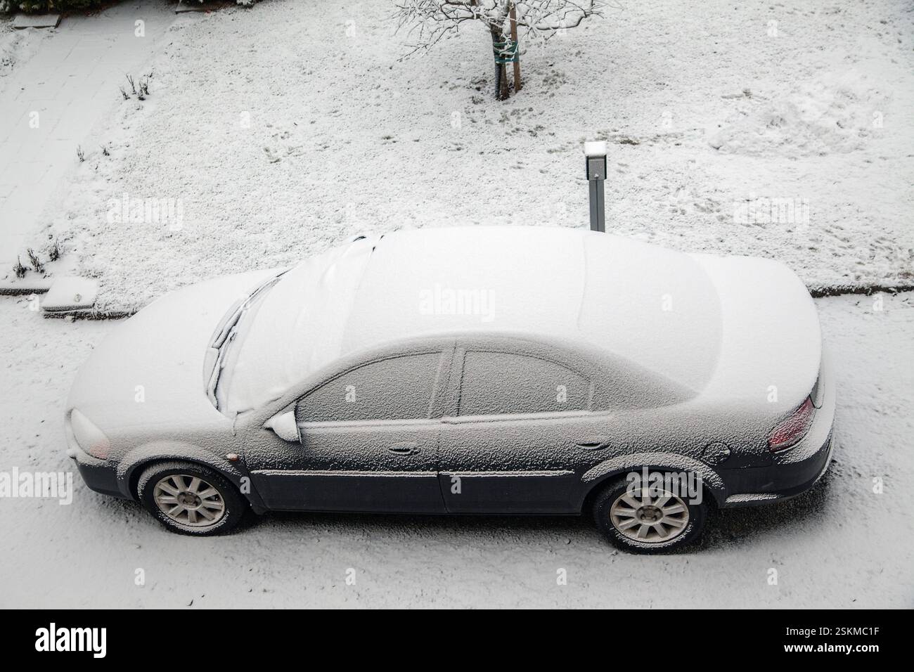Snowed car of powder snow Stock Photo - Alamy