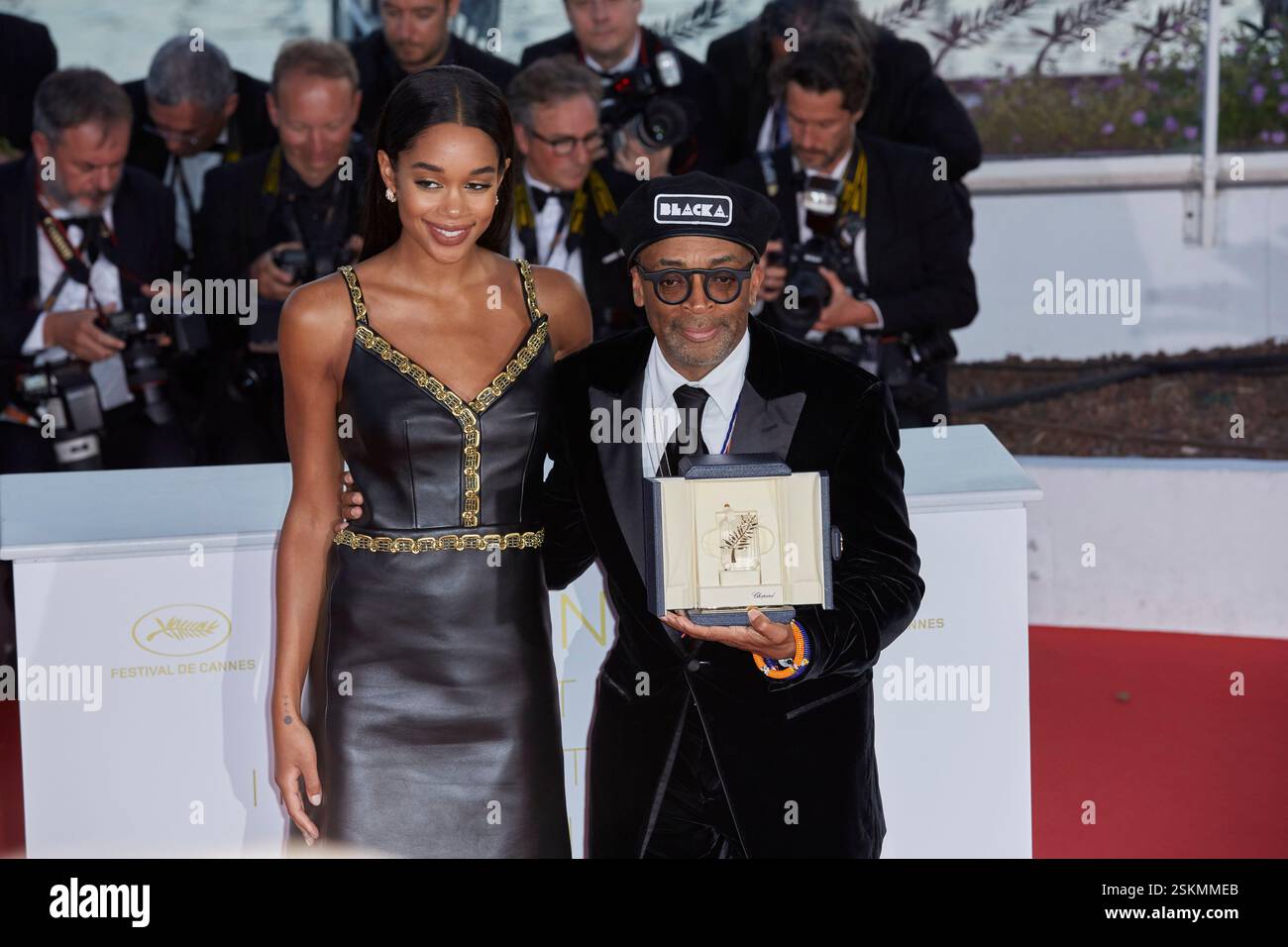 Director Spike Lee posing with the Grand Prix award for 'BlacKkKlansman ...