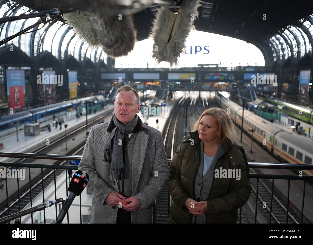 Hamburg, Germany. 12th Feb, 2025. Nancy Faeser (r, SPD), Federal ...