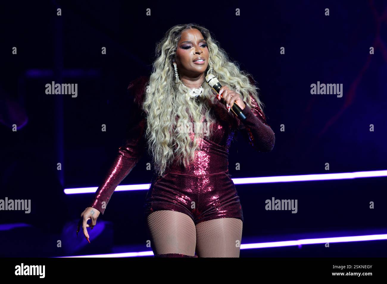 Hollywood, Florida, USA. 11th Feb, 2025. Singer Mary J. Blige Performs live on stage during ...
