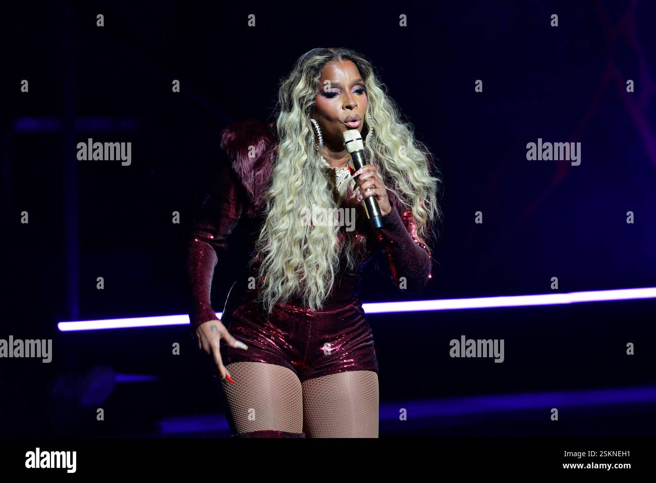 Hollywood, Florida, USA. 11th Feb, 2025. Singer Mary J. Blige Performs live on stage during ...