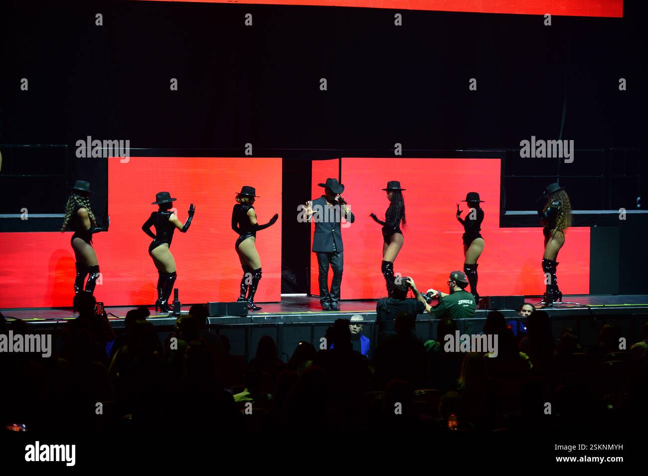 Hollywood, Florida, USA. 11th Feb, 2025. Singer Ne-Yo Performs live on stage during "Mary J ...