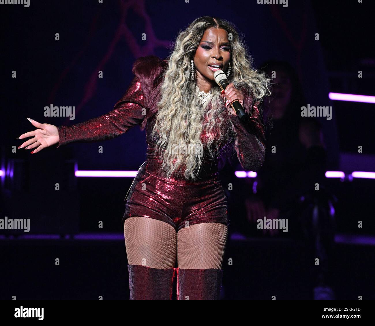 Hollywood, FL, USA. 11th Feb, 2025. Mary J. Blige performs during Mary J. Blige: For My Fans ...