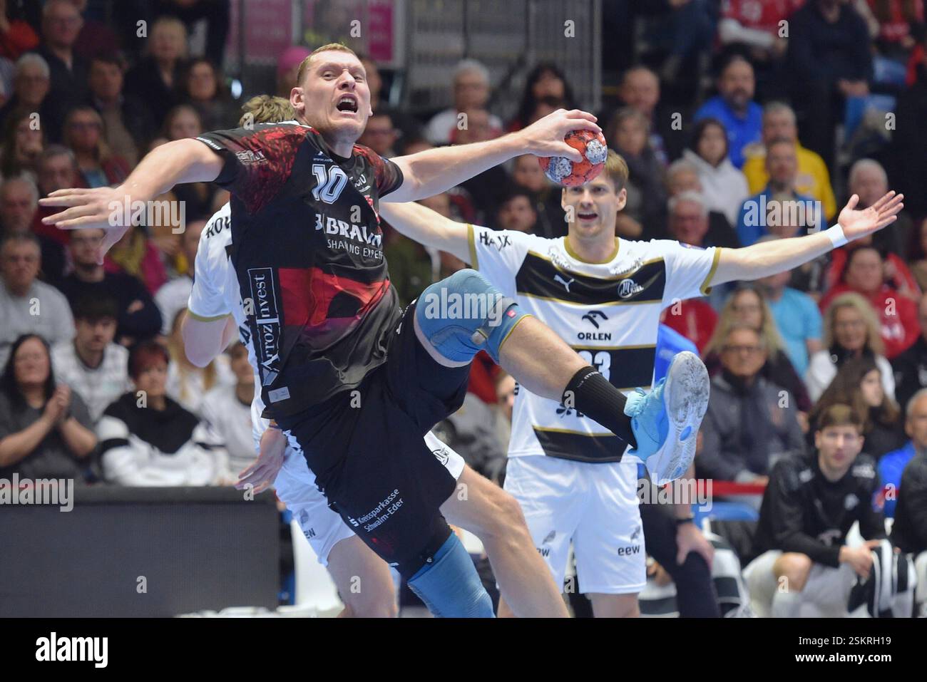 Dainis Kristopans (MT Melsungen #10) beim Wurf; Rune Dahmke (THW Kiel ...