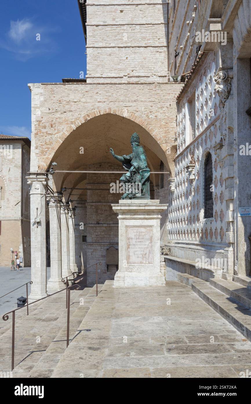 Statue of Pope Julius III, by Vincenzo Danti, outside Cattedrale di San ...