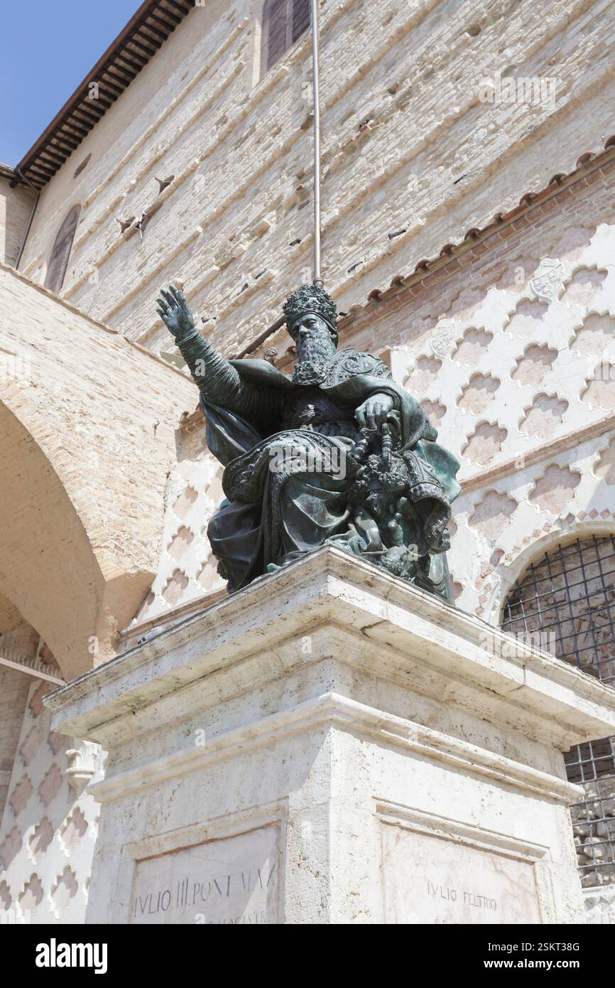 Statue of Pope Julius III, by Vincenzo Danti, outside Perugia ...