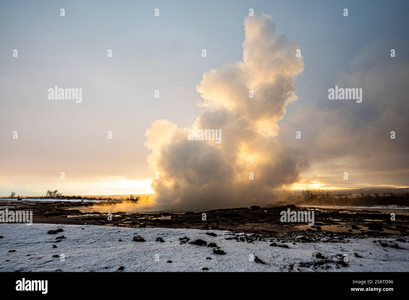 Yellowstone old faithful eruption ending hi-res stock photography and ...
