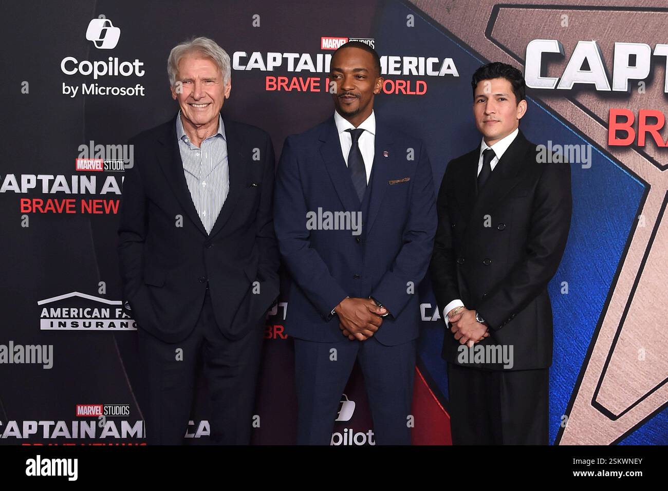 Danny Ramirez, Anthony Mackie und Harrison Ford bei der Weltpremiere ...