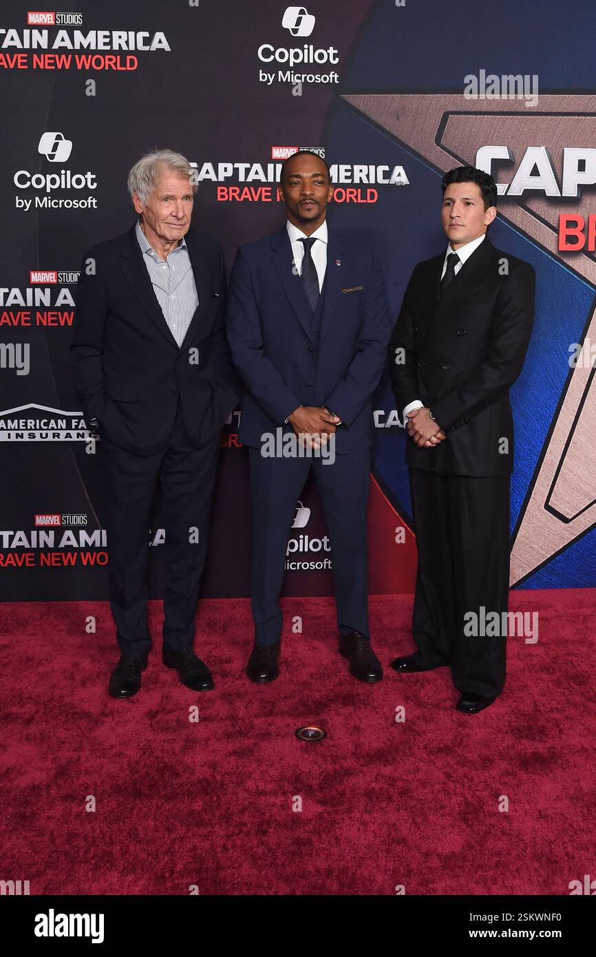 Danny Ramirez, Anthony Mackie und Harrison Ford bei der Weltpremiere ...