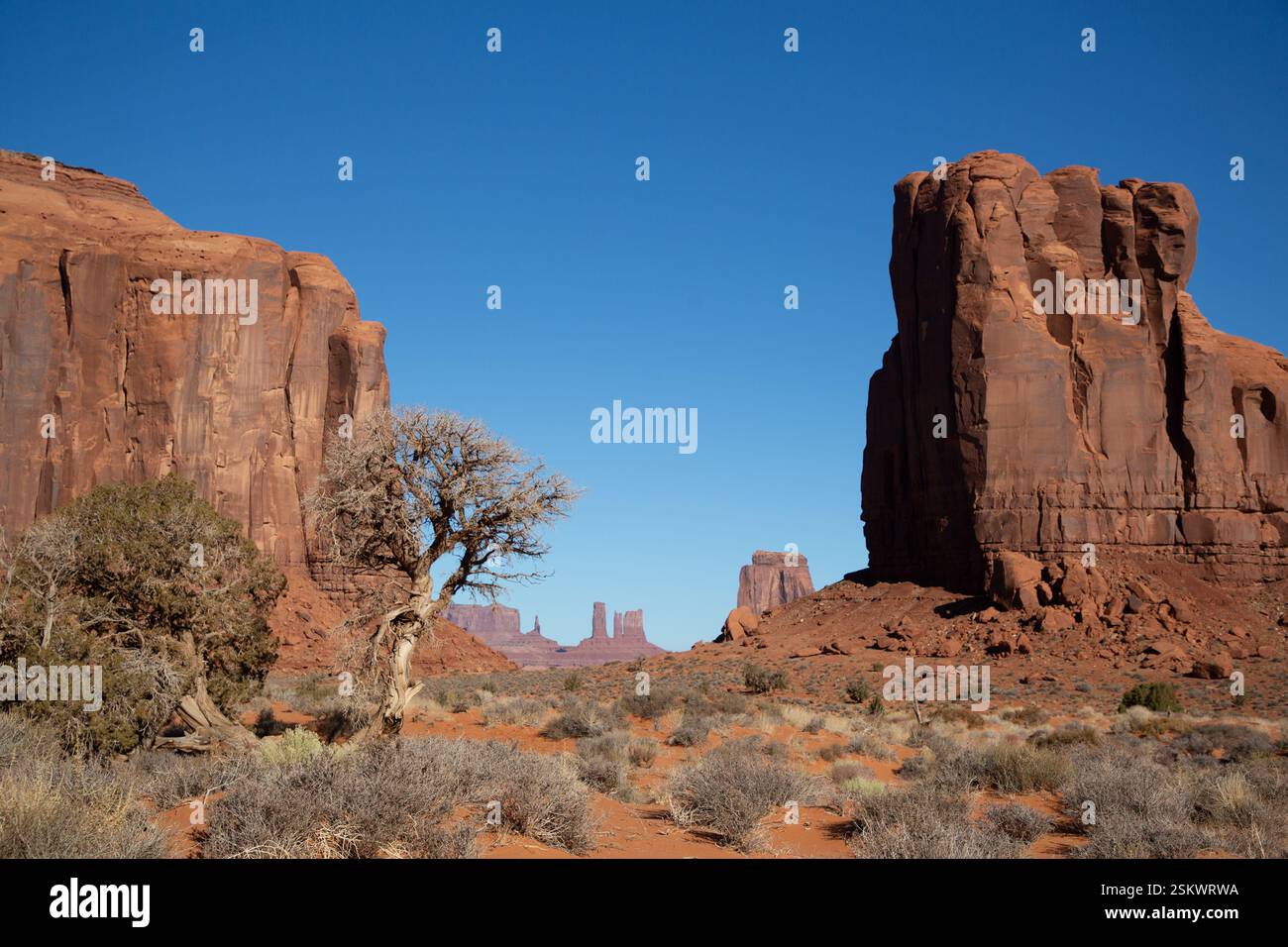 North Window, Elephant Butte (left), Cly Butte (right), Monument Valley ...