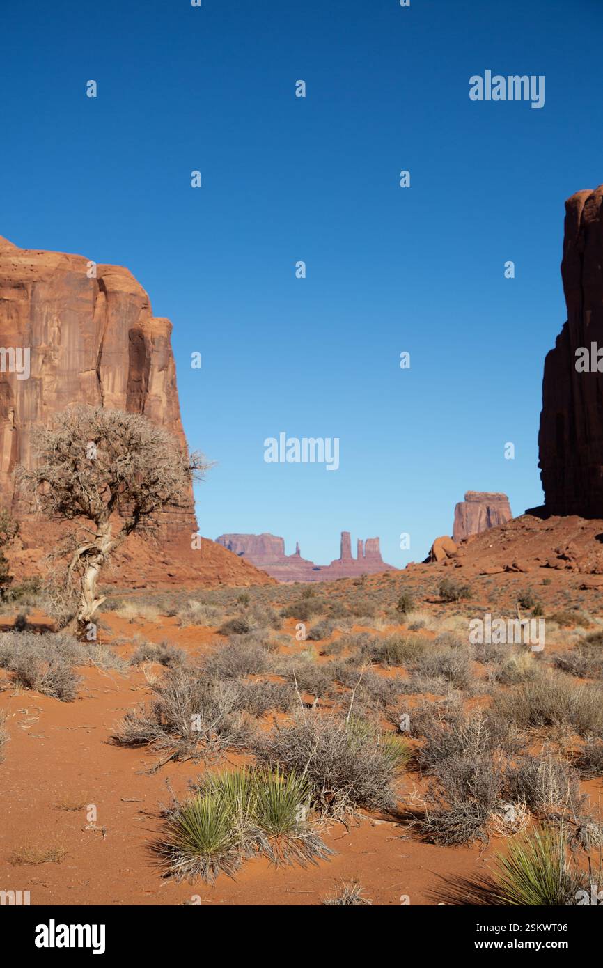 North Window, Elephant Butte (left), Cly Butte (right), Monument Valley ...