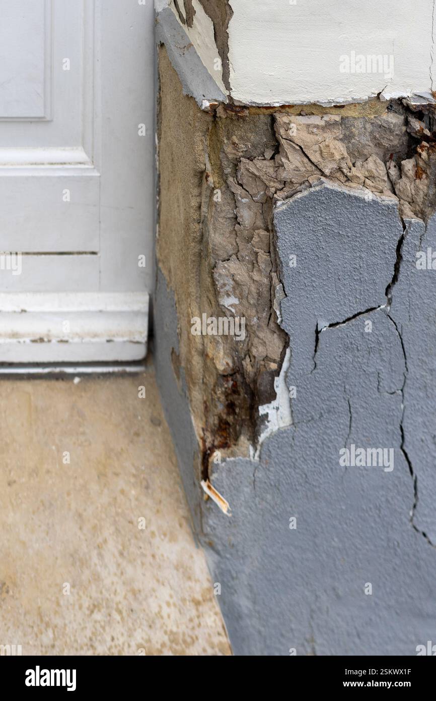 old concrete wall with structural damage Stock Photo - Alamy