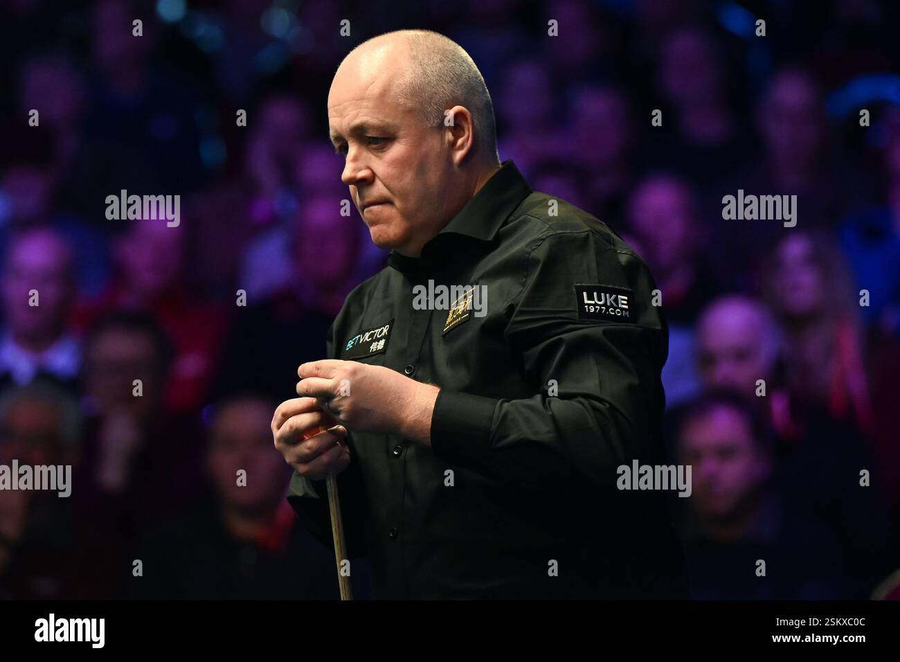 John Higgins chalks his cue during his Round 2 match against Robert ...