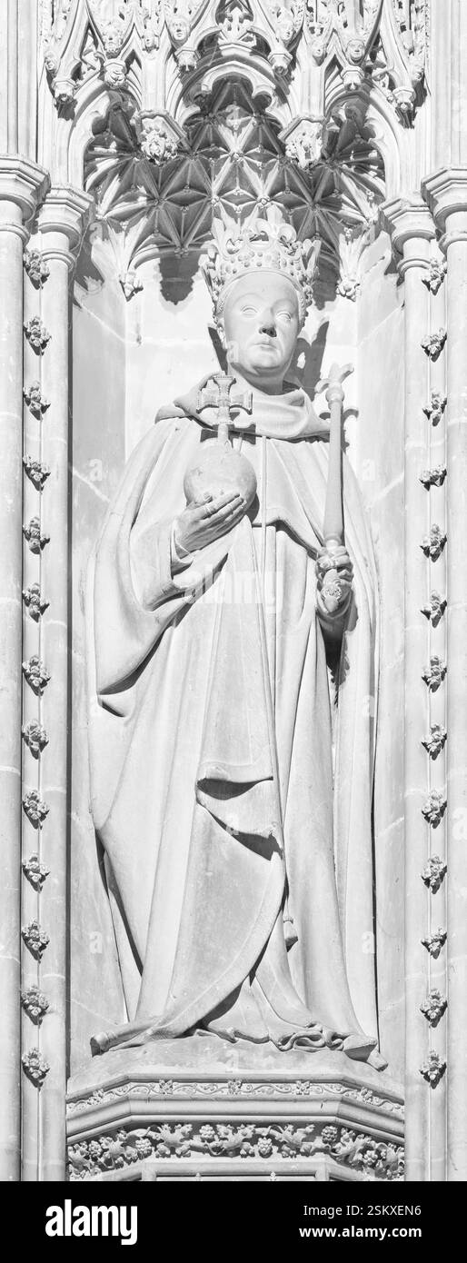 Statue, of King Richard II, on the stone rood screen at Canterbury ...