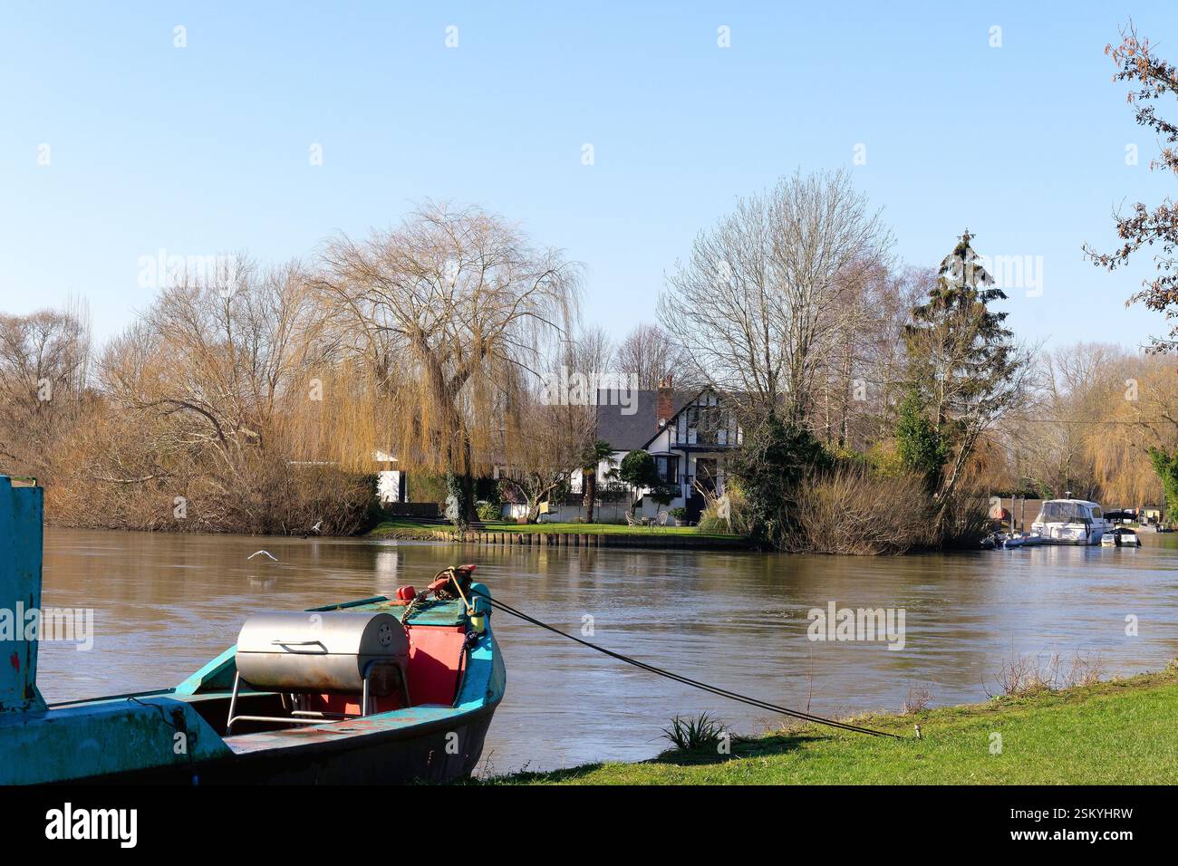 The riverside and River Thames at Shepperton on a sunny winters day ...