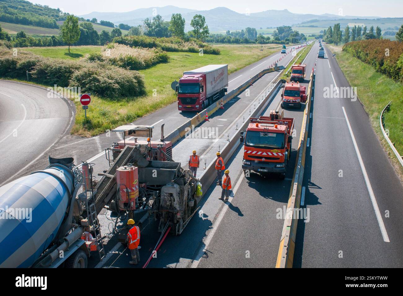 A75 motorway. Replacement of a central reservation with safety barriers ...
