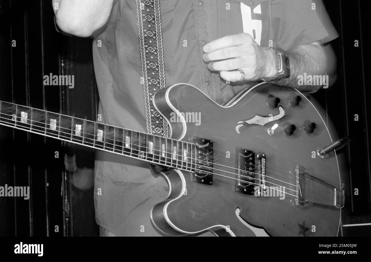 SUPER FURRY ANIMALS, CONCERT, 2004: Gruff Rhys of SUPER FURRY ANIMALS ...