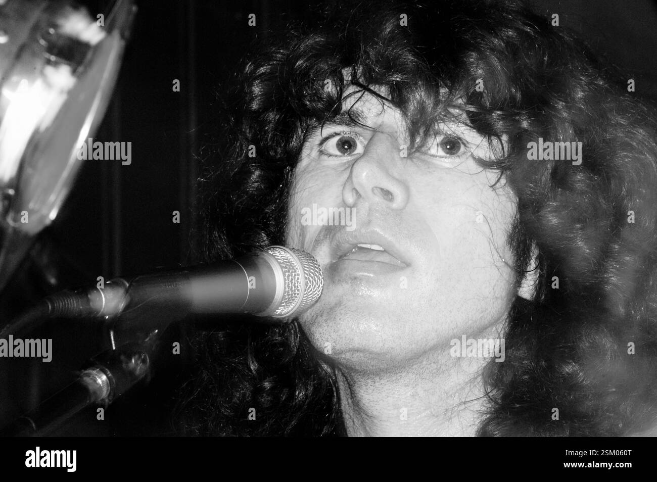 SUPER FURRY ANIMALS, CONCERT, 2004: Gruff Rhys of SUPER FURRY ANIMALS ...