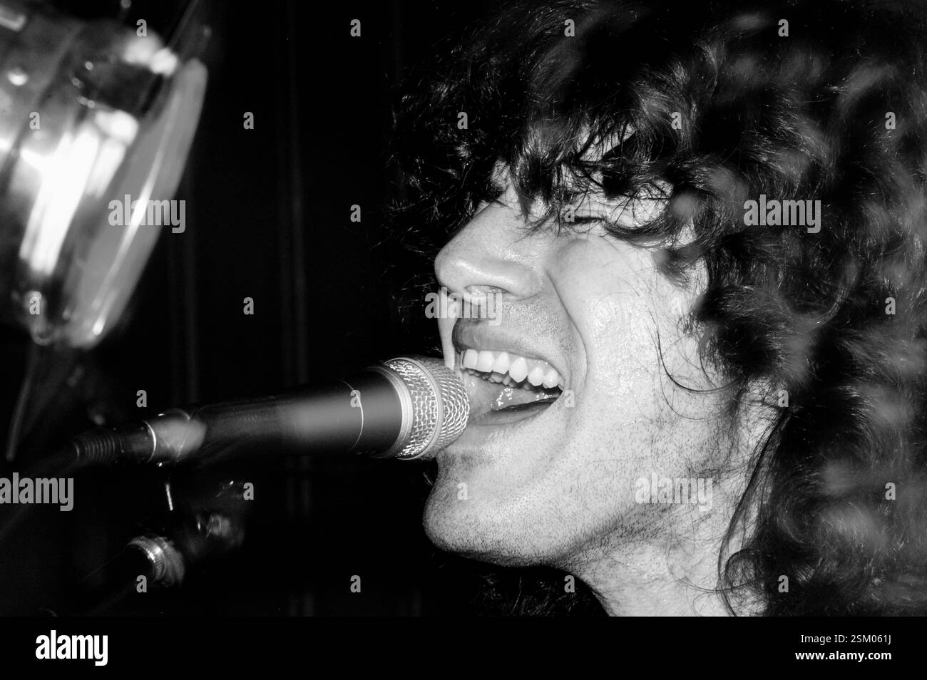 SUPER FURRY ANIMALS, CONCERT, 2004: Gruff Rhys of SUPER FURRY ANIMALS ...