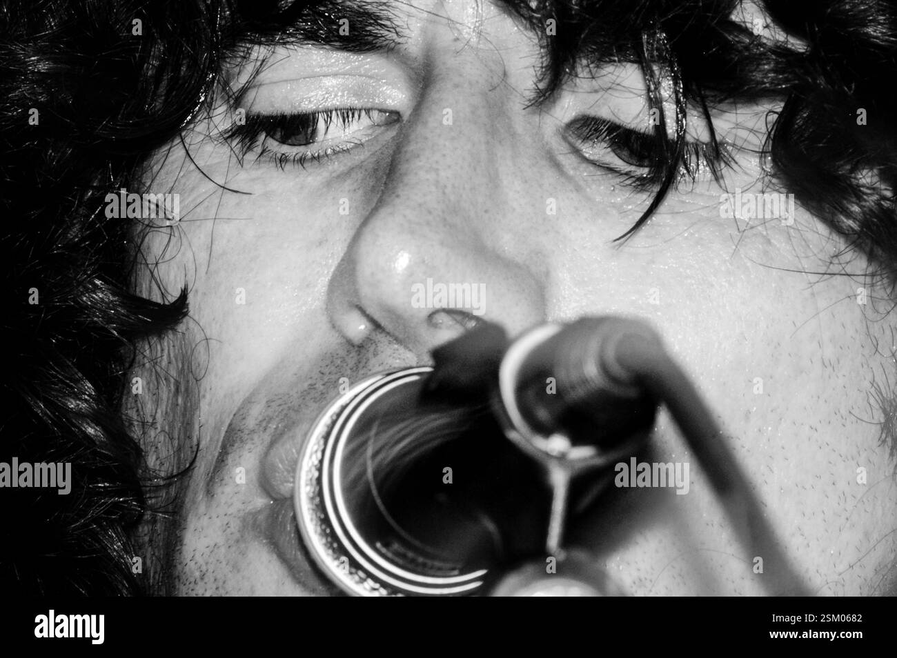 SUPER FURRY ANIMALS, CONCERT, 2004: Gruff Rhys of SUPER FURRY ANIMALS ...