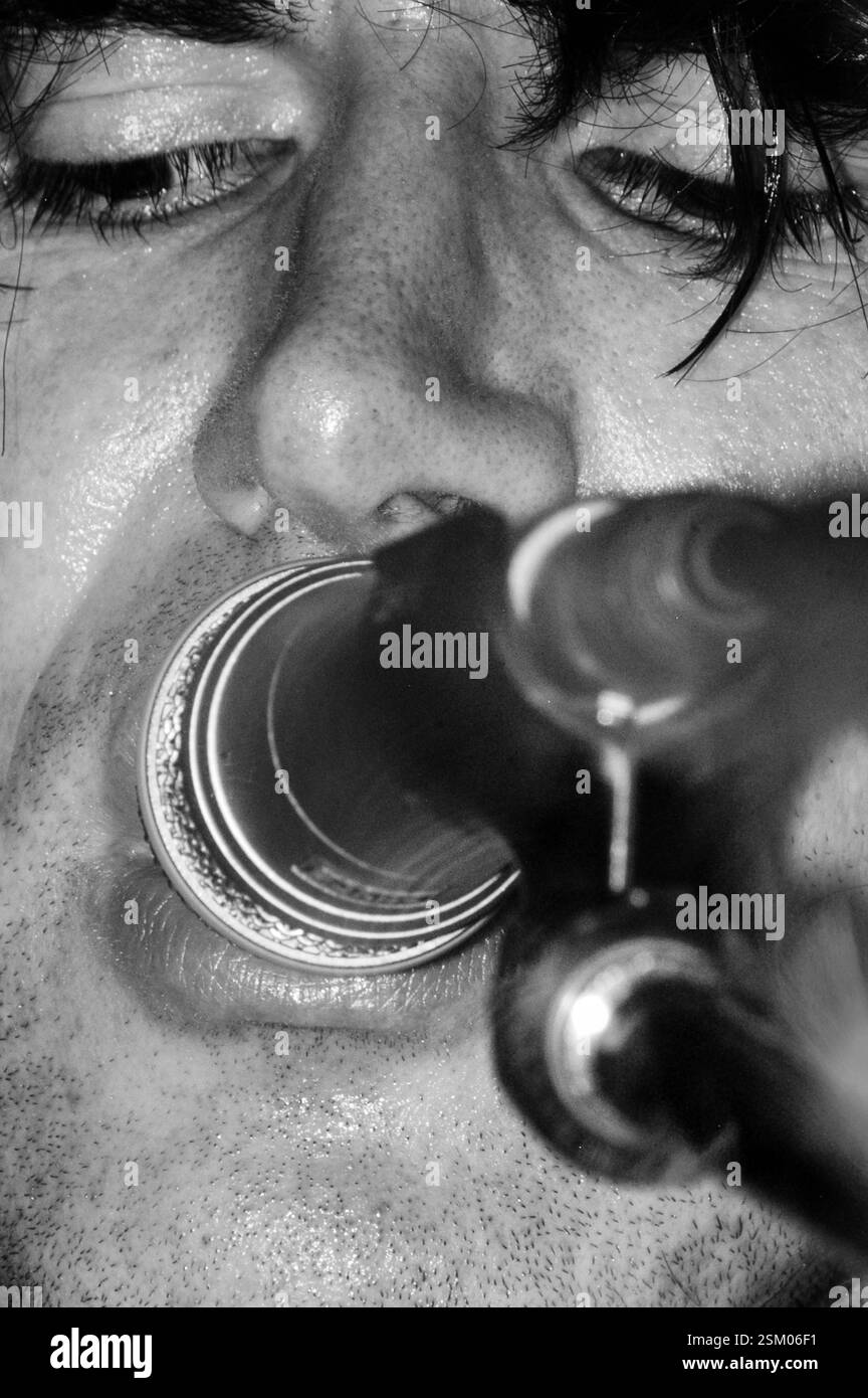 SUPER FURRY ANIMALS, CONCERT, 2004: Gruff Rhys of SUPER FURRY ANIMALS ...