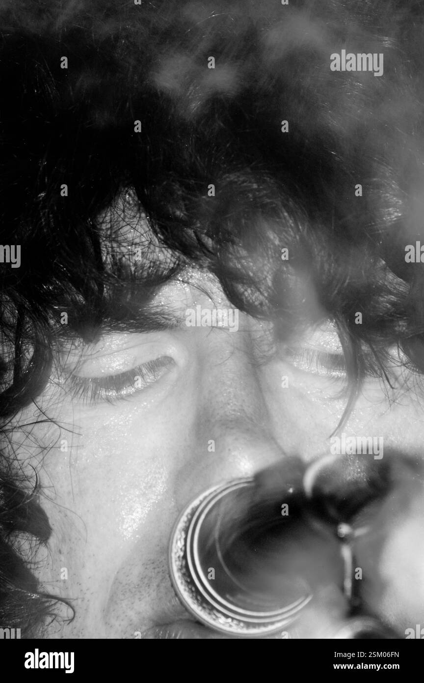 SUPER FURRY ANIMALS, CONCERT, 2004: Gruff Rhys of SUPER FURRY ANIMALS ...