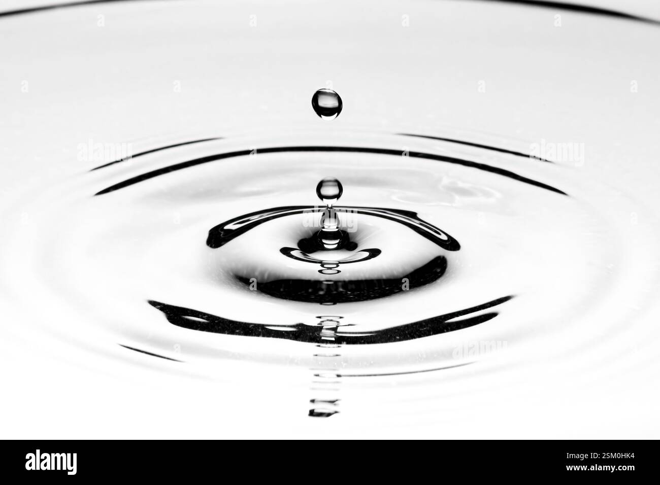 Splash photography of an impact by a water droplet on the surface of a ...