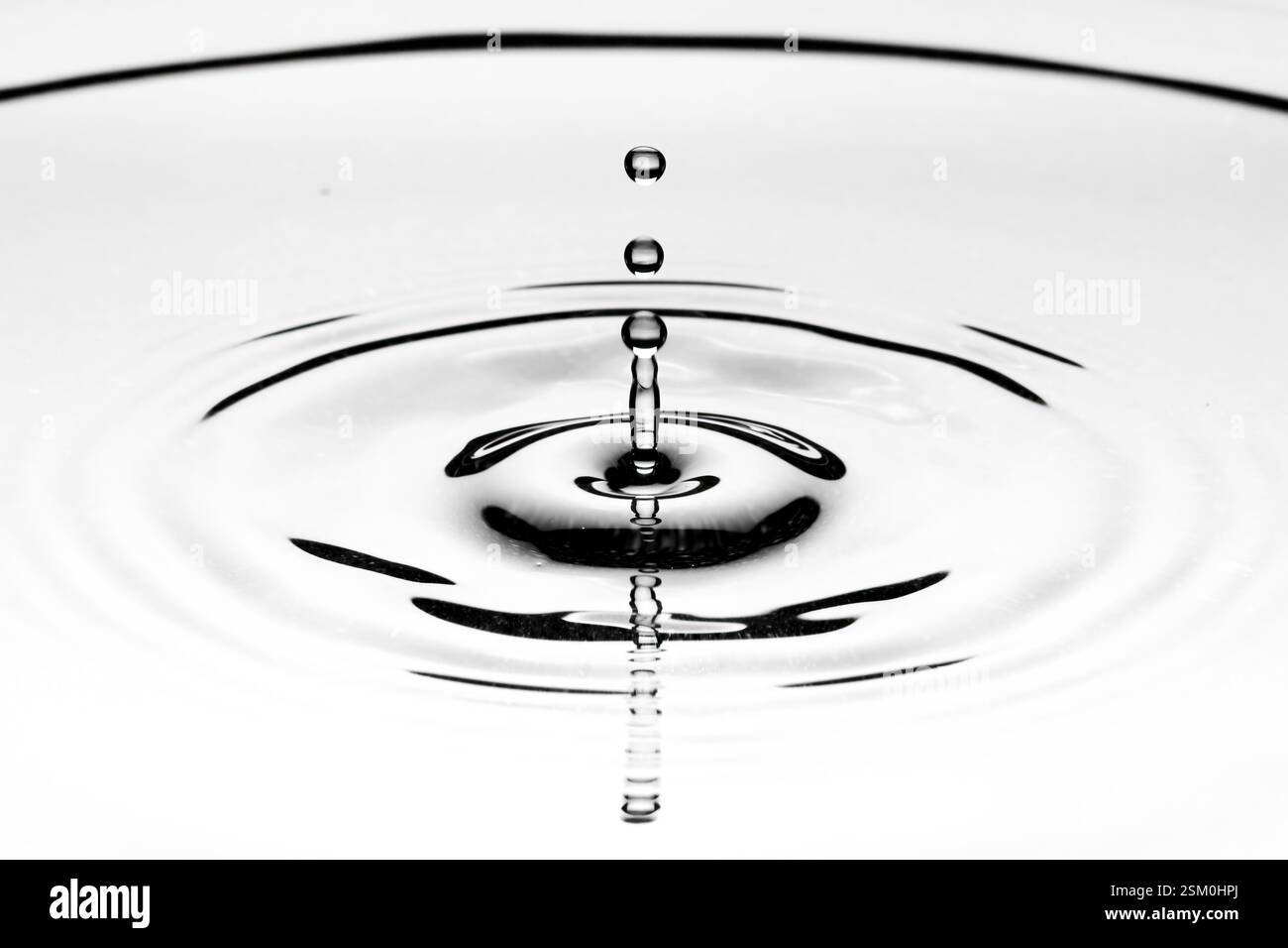 Splash photography of an impact by a water droplet on the surface of a ...