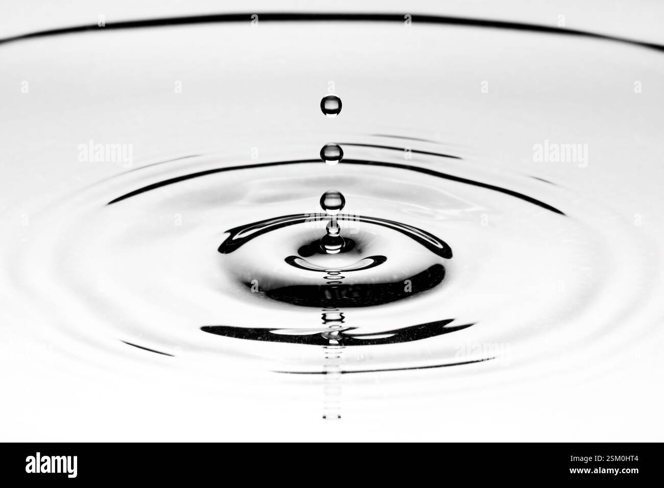 Splash photography of an impact by a water droplet on the surface of a ...