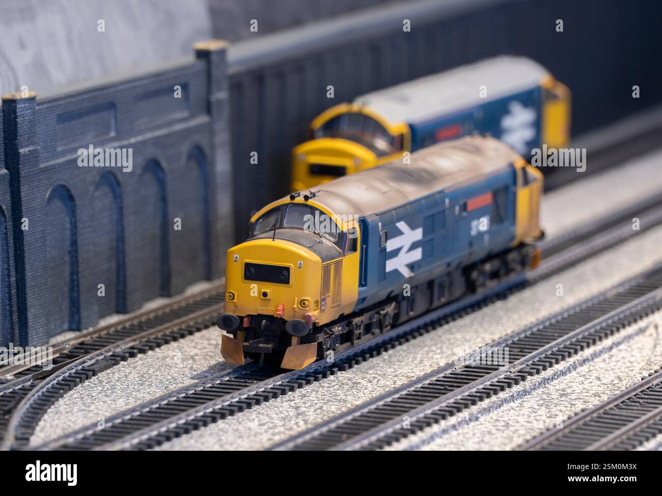 Class 37 diesel locomotive 37425, Pride of the Valleys, 00 gauge scale ...