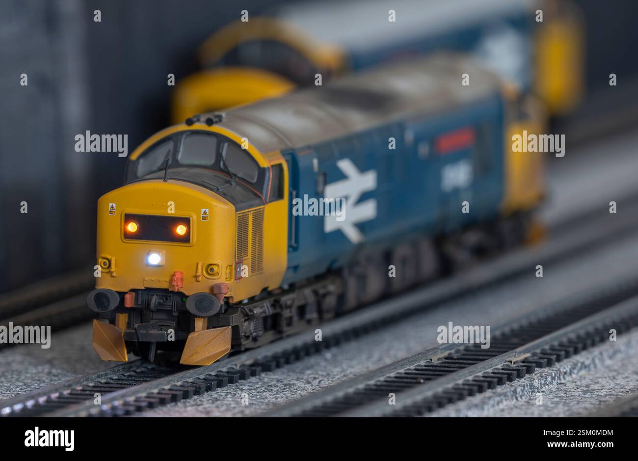 Class 37 diesel locomotive 37425, Pride of the Valleys, 00 gauge scale ...