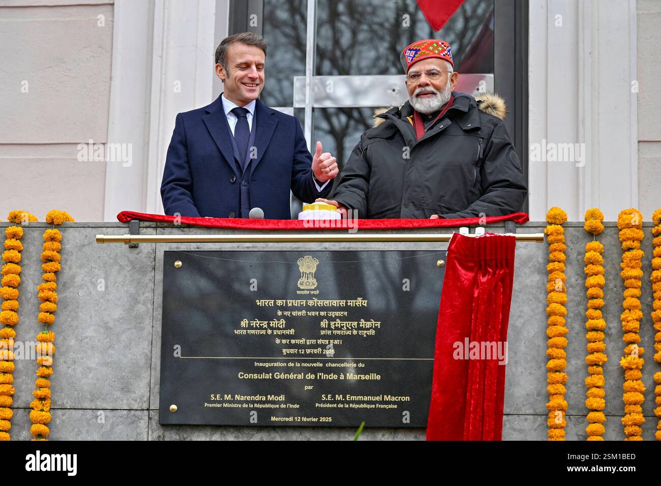 Unveiling of the plaque and greeting of the public at the consulate ...