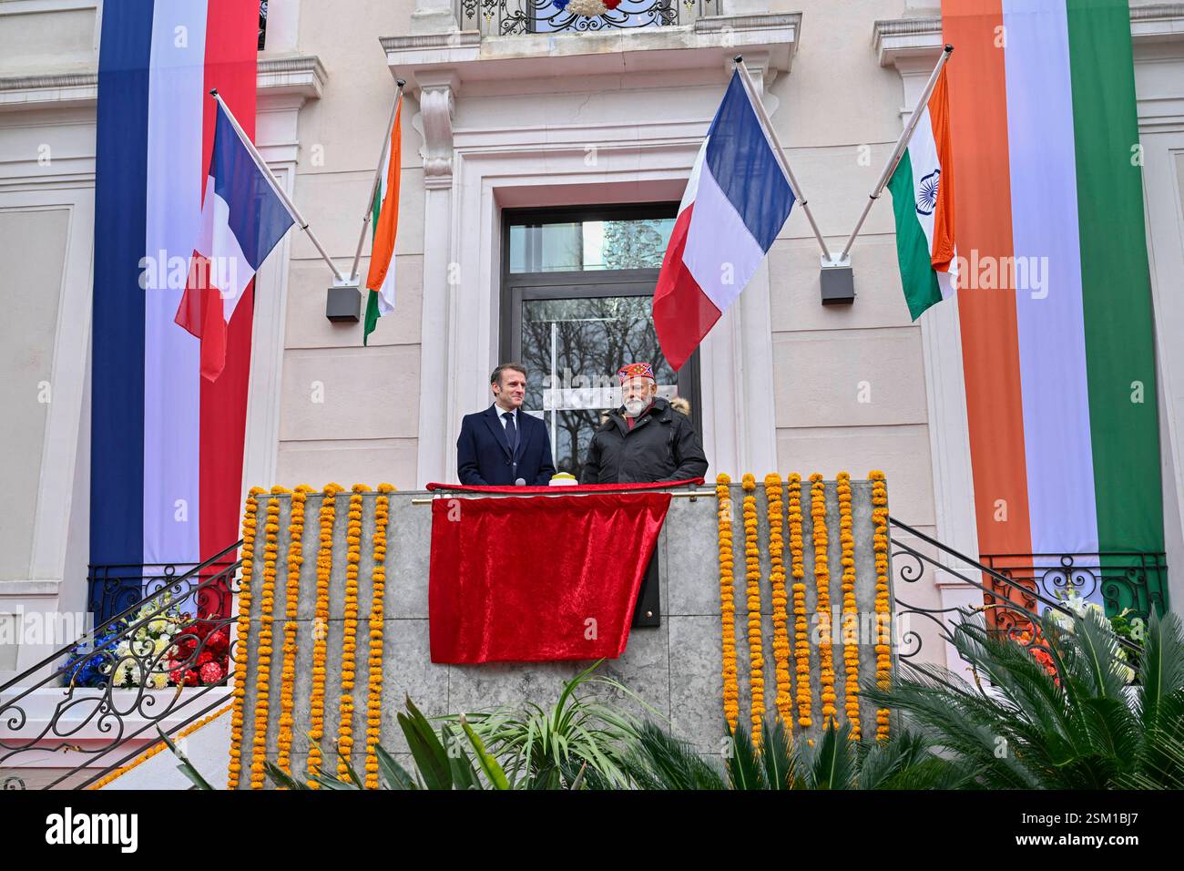 Unveiling of the plaque and greeting of the public at the consulate ...