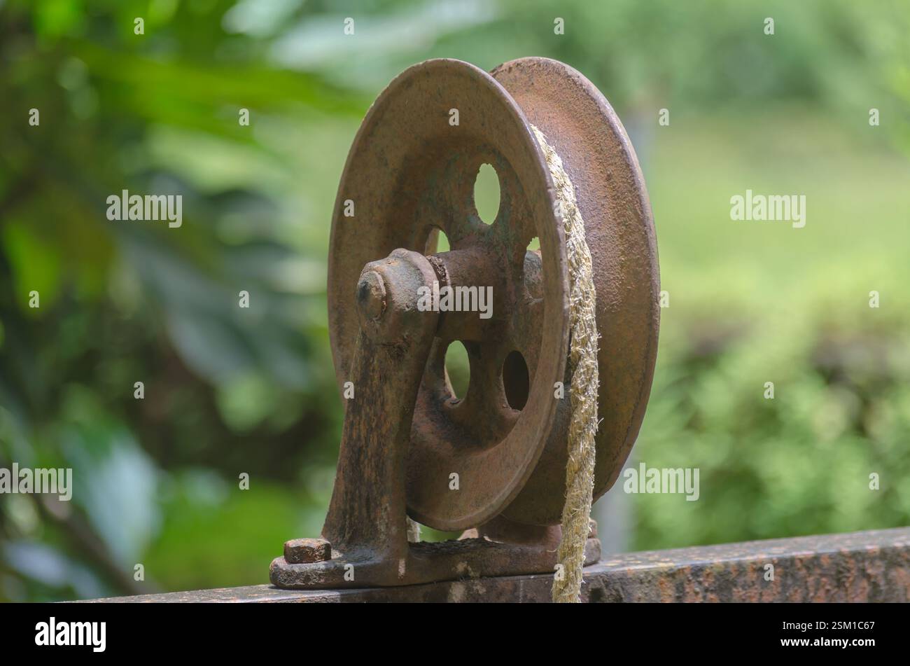 Water well pulley hi-res stock photography and images - Alamy