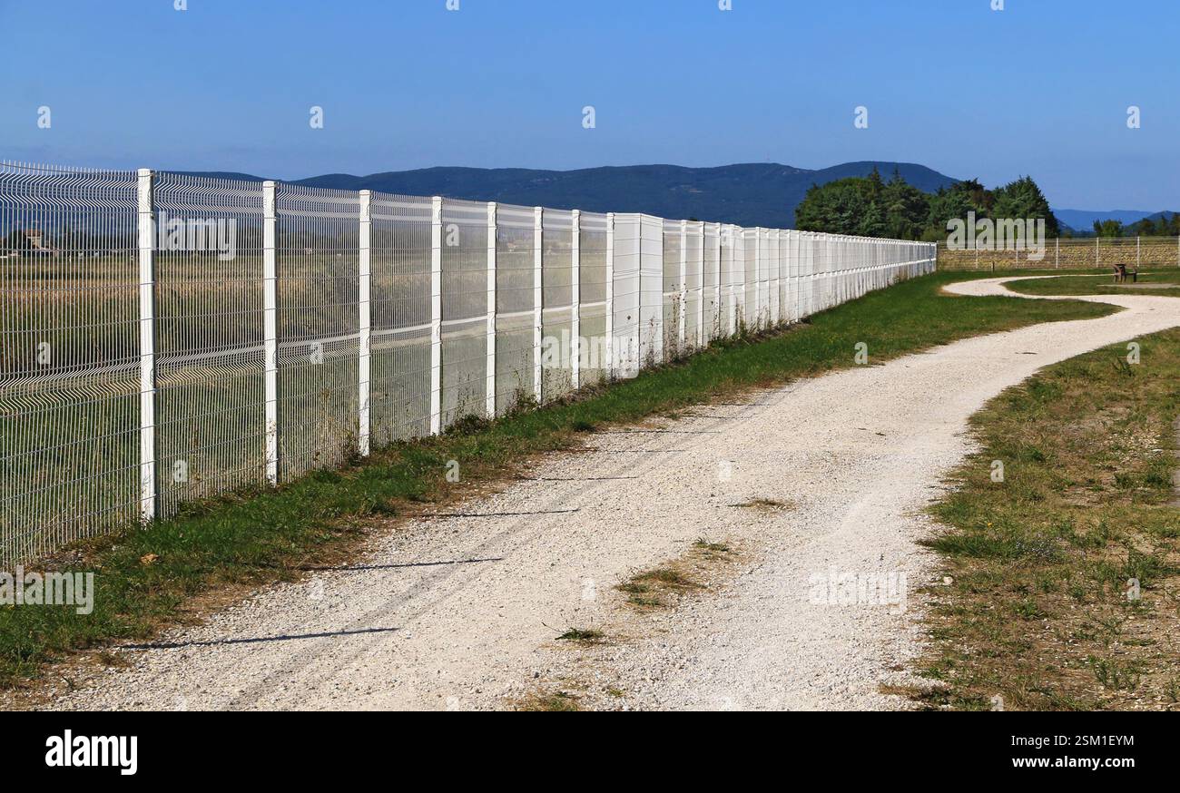 Long wire fence hi-res stock photography and images - Alamy