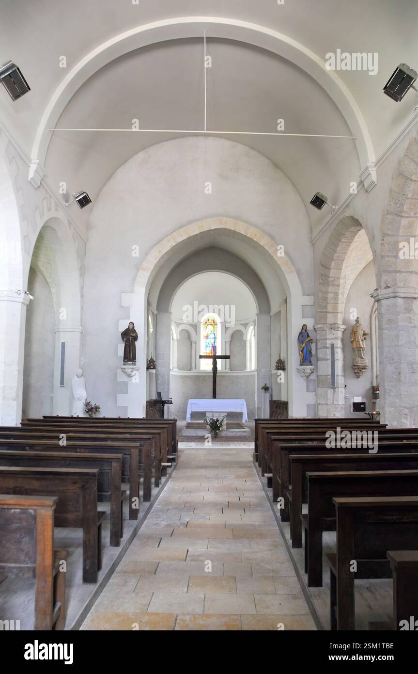 interior, Iglesia de San Eligio, Saint Eligius church, Fougères-sur ...