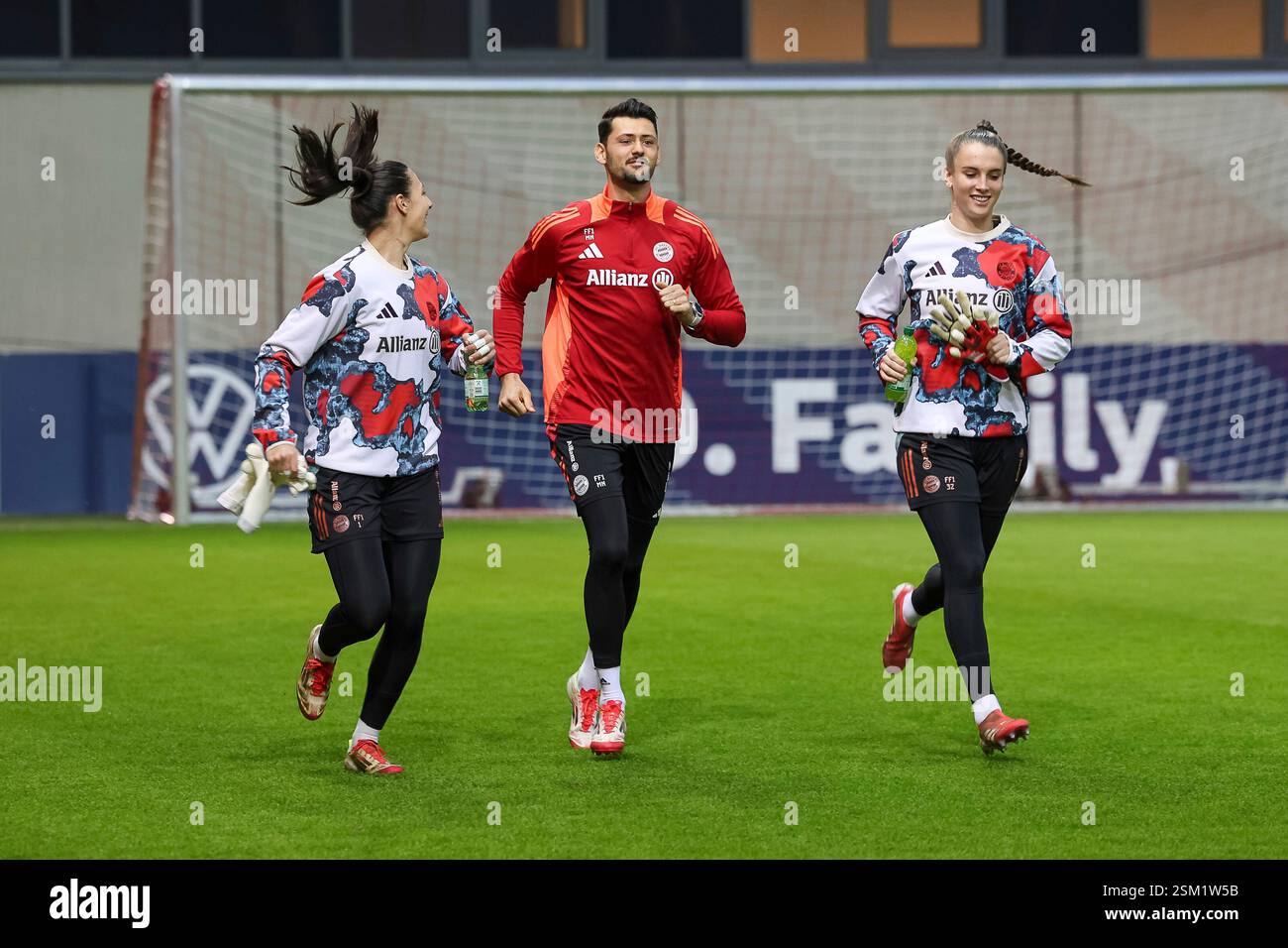 Muenchen, Deutschland. 12th Feb, 2025. Maria Luisa Grohs (FC Bayern ...