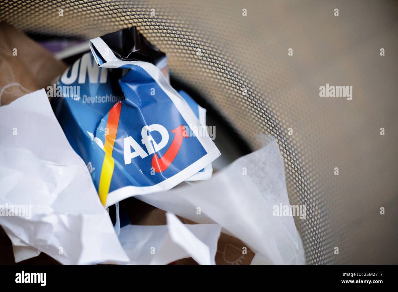 Ein Flyer der AFD - Alternative fuer Deutschland liegt zerknuellt in ...
