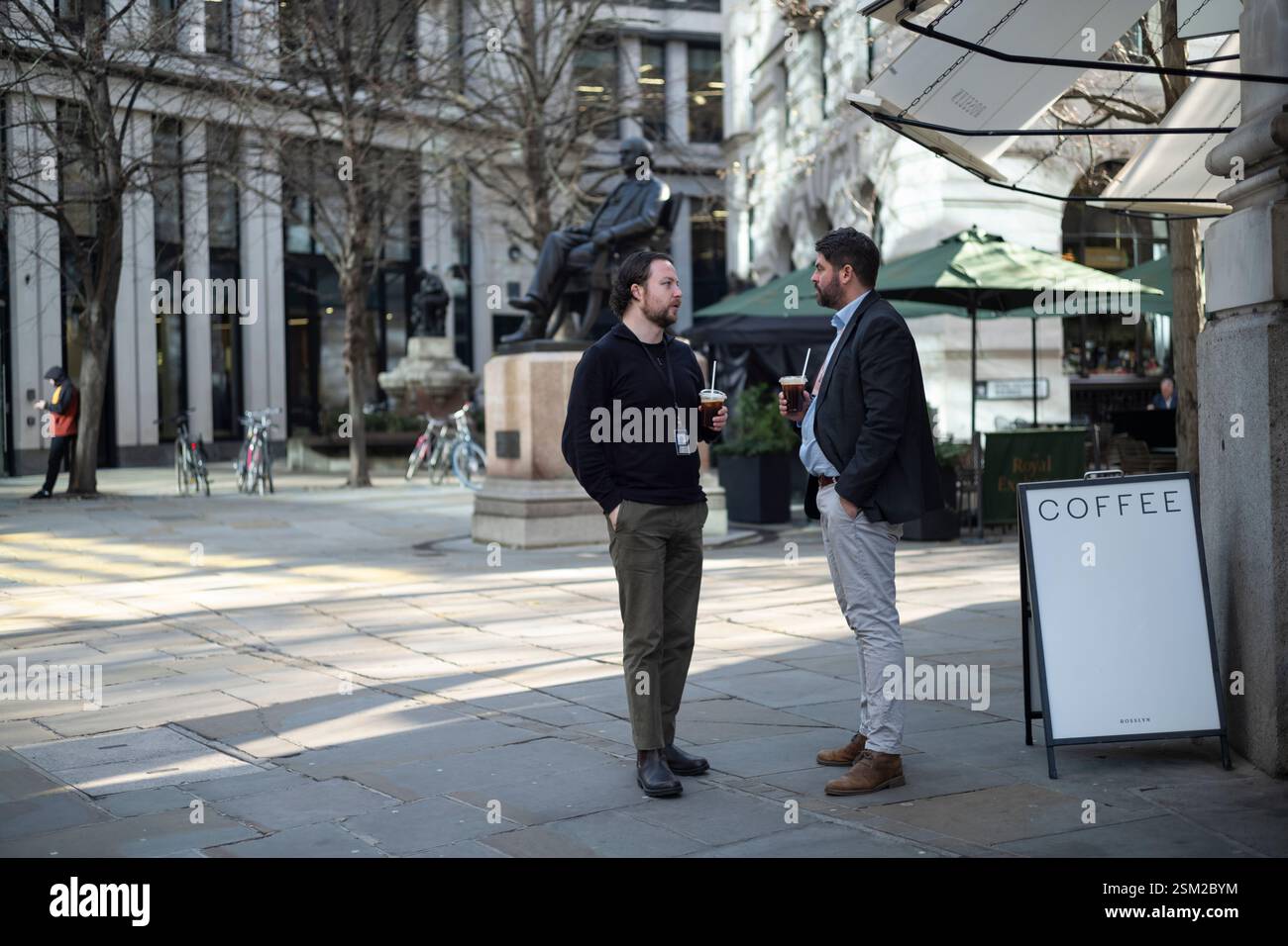 City workers taking a coffee break whilst on Threadneedle Street, in ...