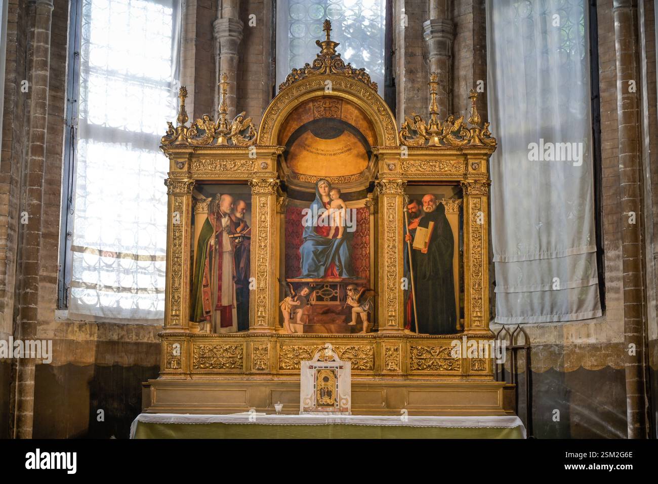 Triptychon der Sakristei von Bellini, Madonna mit Kind zwischen den hl. Petrus, und Nikolaus ...